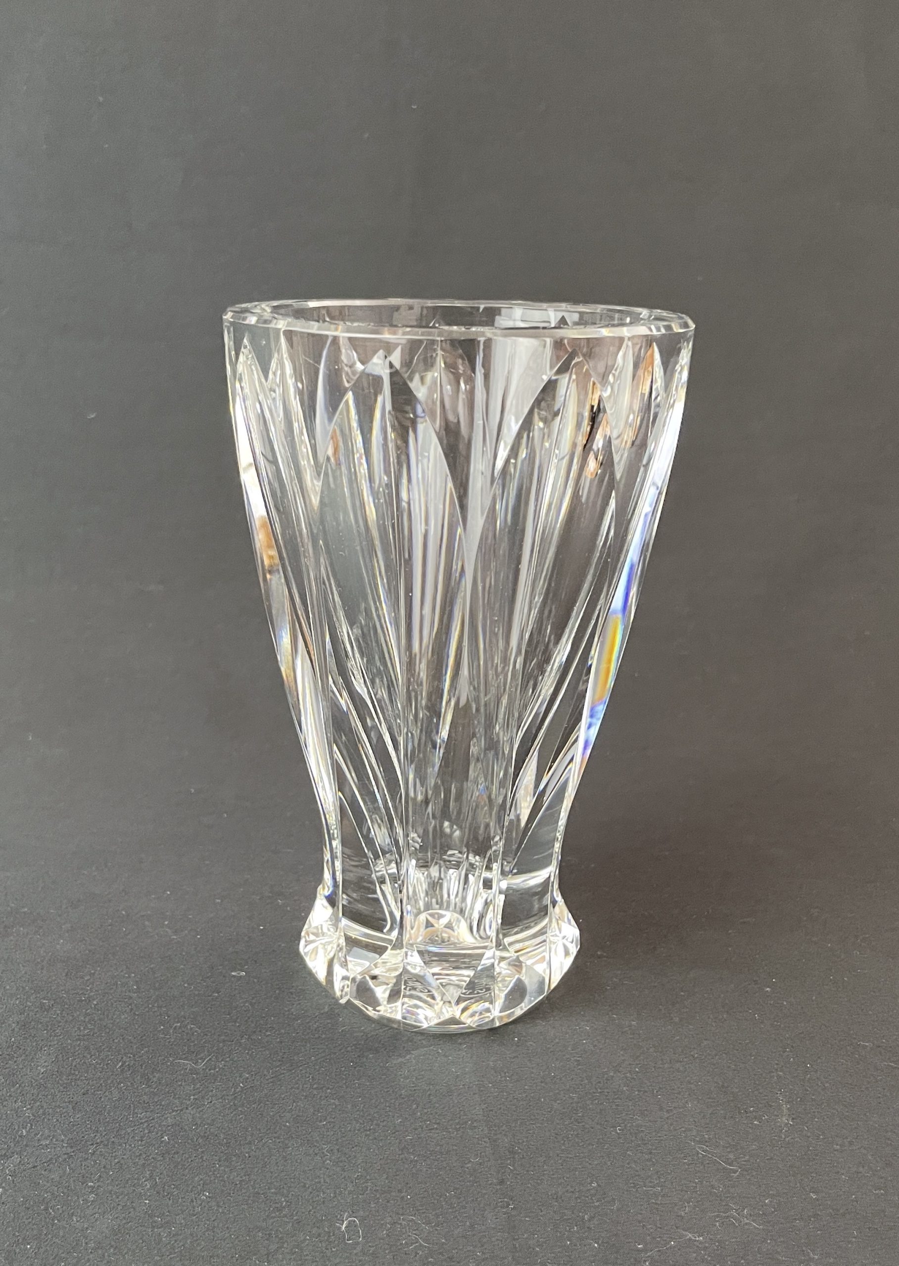 Petit vase épais en cristal de Saint-Louis - Louise Antiquités